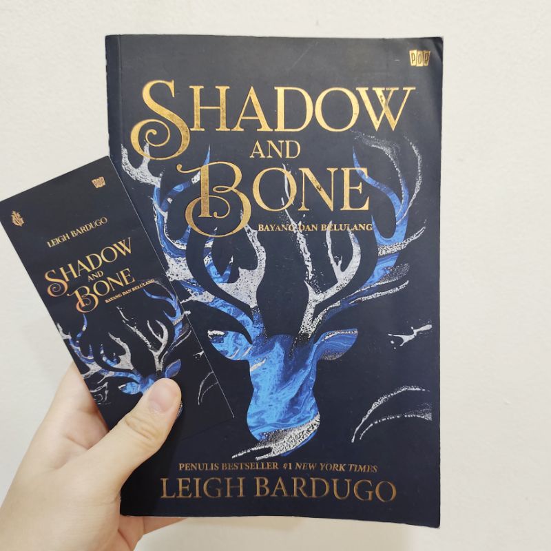Jual Shadow and Bone by Leigh Bardugo Preloved (Book 1 in the Shadow and Bone Trilogy) | Shopee ...