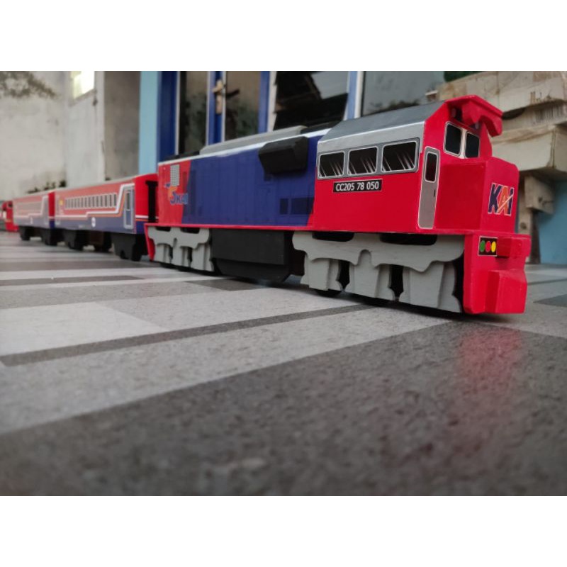 Jual miniatur satu set kereta api kayu cc 205 + 2 gerbong logawa merah ...