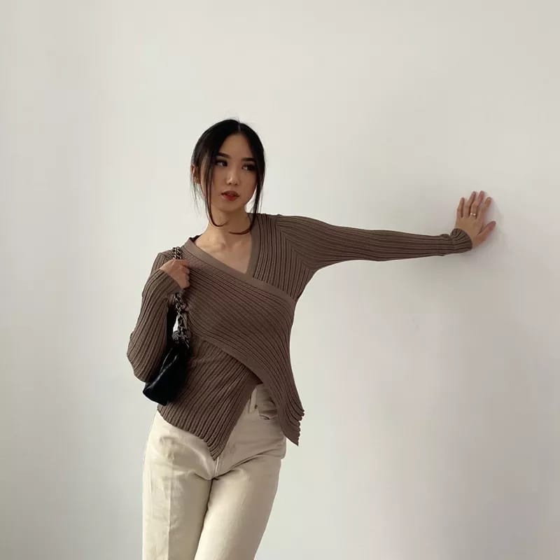 Jual Jiso knit V-neck korean style wrap top - Atasan rajut wanita lengan panjang | Shopee Indonesia