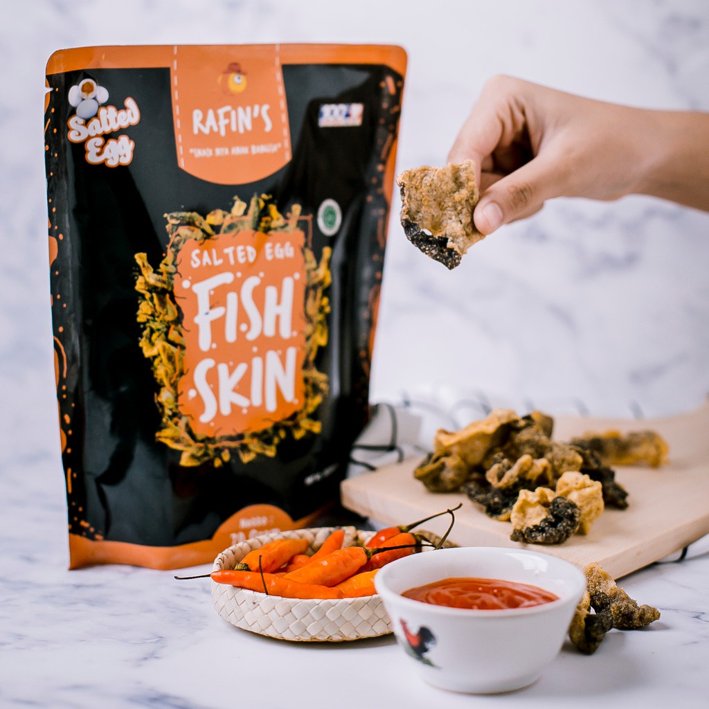 Jual Fish Skin Snack Keripik kulit ikan patin Rafins Snack Salted Egg ...