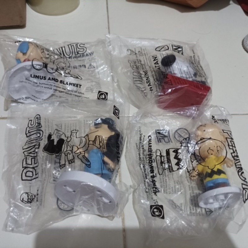 Jual Linus Snoppy Lucy Charlie Brown - Peanuts - KFC Chaki Kids Meal ...