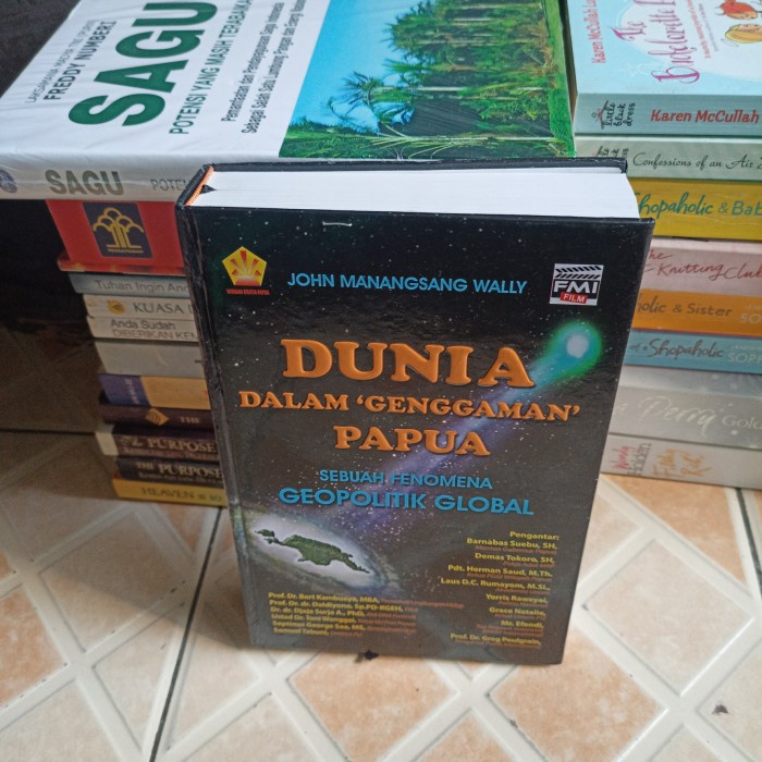 Jual BUKU SOSPOL - BUKU DUNIA DALAM GENGGAMAN PAPUA BY JOHN MANANGSANG ... Jual BUKU SOSPOL - BUKU DUNIA DALAM GENGGAMAN PAPUA BY JOHN MANANGSANG ...