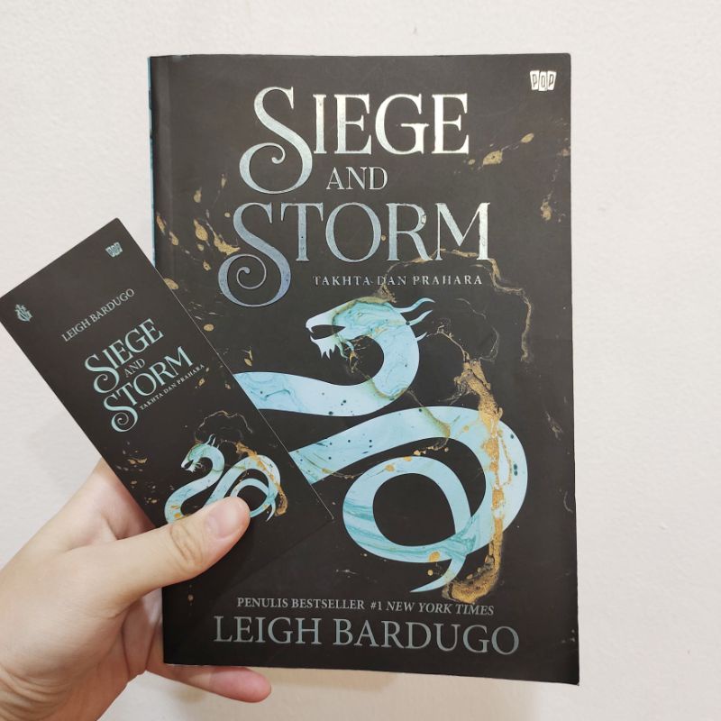 Jual Siege and Storm by Leigh Bardugo Preloved (Book 2 in the Shadow ...