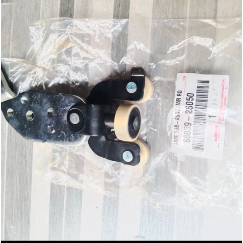 Jual Roller Roler pintu sliding bawah Toyota Hiace commuter 68039-26050 ORI | Shopee Indonesia