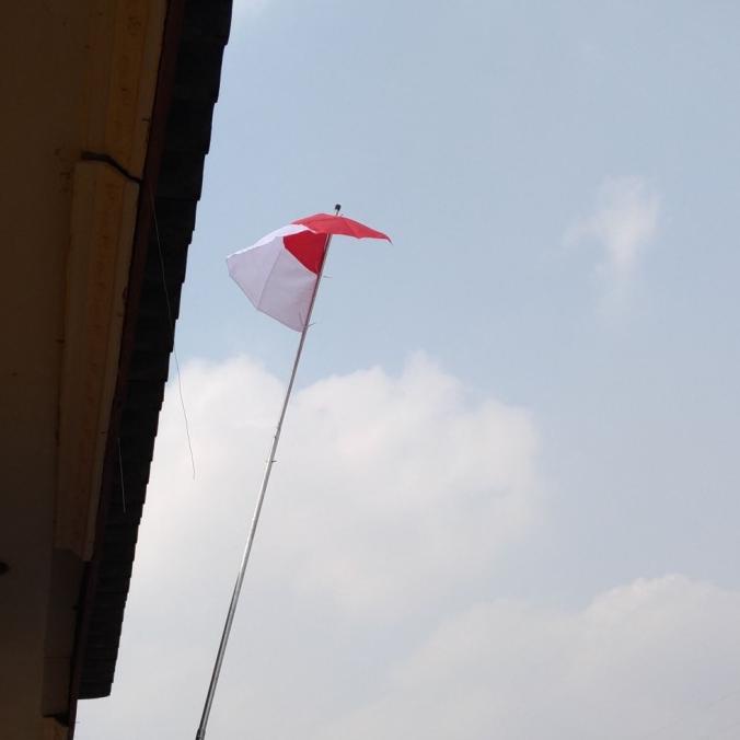 Jual TIANG BENDERA MERAH PUTIH GALVANIS ANTI KARAT 3 METER 2 KLEM 4 PAKU | Shopee Indonesia