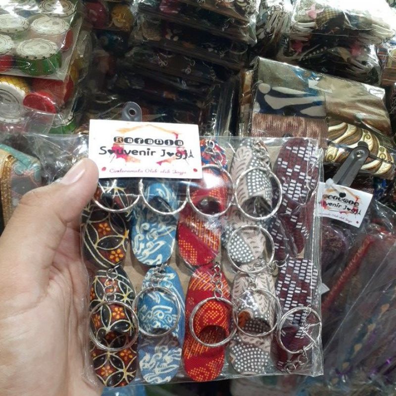 Jual 10 pcs Gantungan Kunci Jogja Sandal Slop Batik Handmade Souvenir Indonesia | Shopee Indonesia