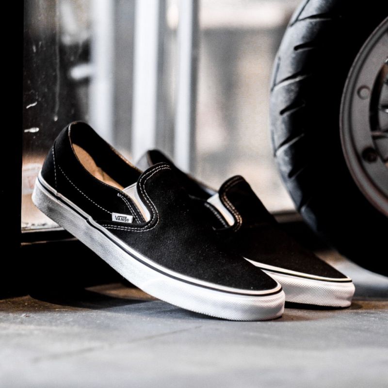 Jual Sepatu Vans Slip On Classic Black White ORIGINAL 100% | Vans ...