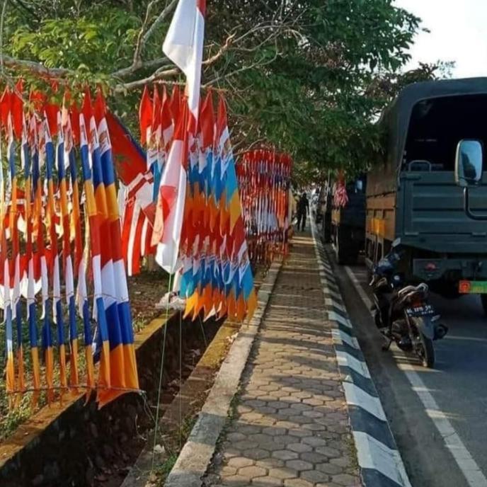 Jual Bendera Umbul Umbul 6 8 10 Titik Mata Warna Warni Merah Putih Gergaji | Shopee Indonesia