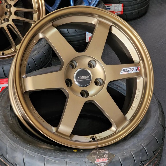 Jual velg racing r18 Innova Zenix Reborn Venturer velg mobil 18 TE37 ...