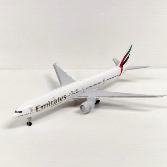 Jual Pesawat Diecast Miniatur Emirates Airlines Boeing 777-300Er ...
