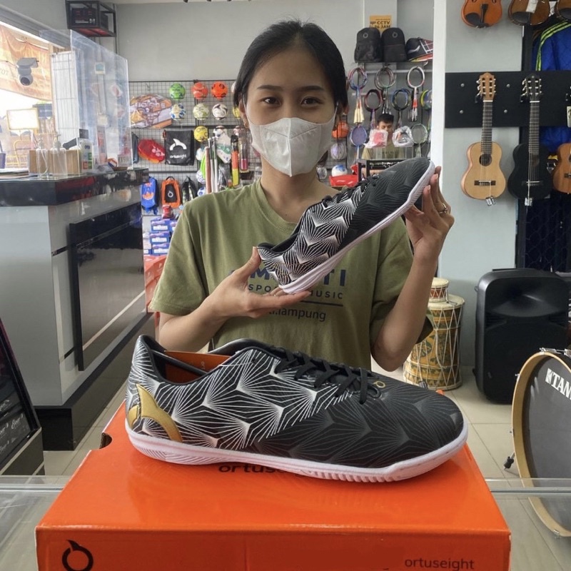 Jual Sepatu Futsal ORTUSEIGHT Neutron IN (Black/White/Gold) ORIGINAL | Shopee Indonesia