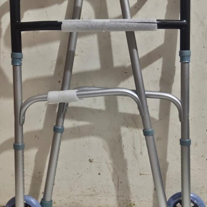 Jual Walker/ Alat Bantu Jalan Tongkat Walker Dengan Roda | Shopee Indonesia