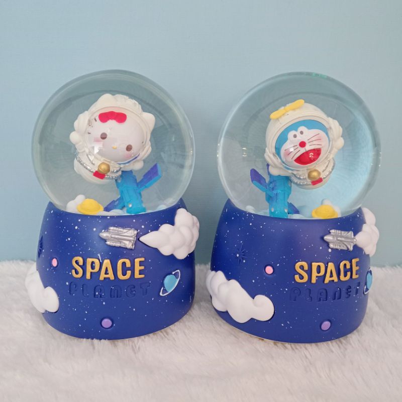 Jual Snowball / Pajangan Bola Kaca Musik Astronot Hello Kitty Dan ...