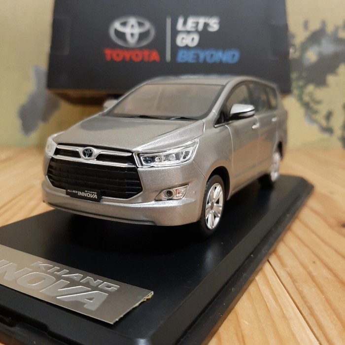 Jual DIECAST MINIATUR MOBIL TOYOTA ALL NEW KIJANG INNOVA REBORN SILVER ...