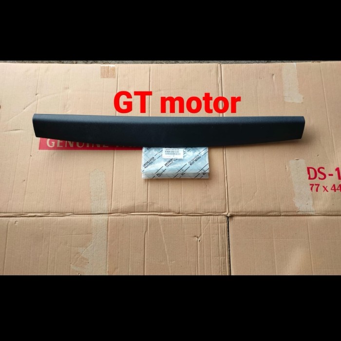 Jual 67939-0K010-C0 Garnish Pilar Pillar Pintu Bagasi Tengah Innova ...