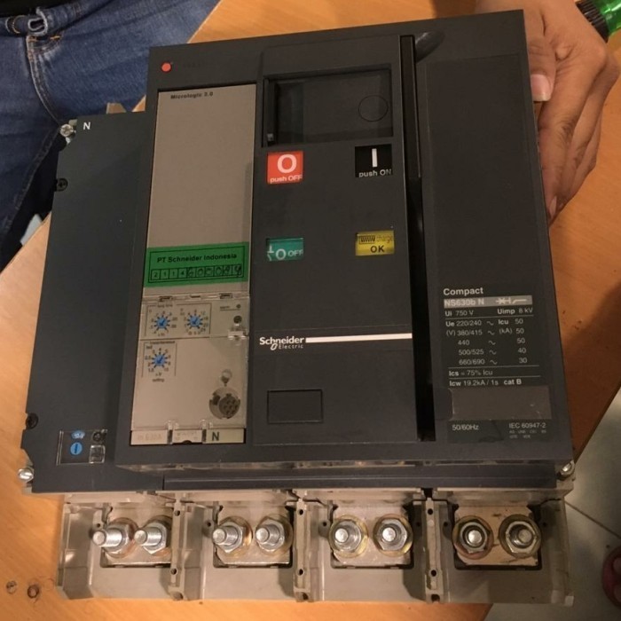 Jual SCHNEIDER MCCB NS800N 4P 800A KOMPLIT MOTORIZE UVT AUX ORIGINAL | Shopee Indonesia