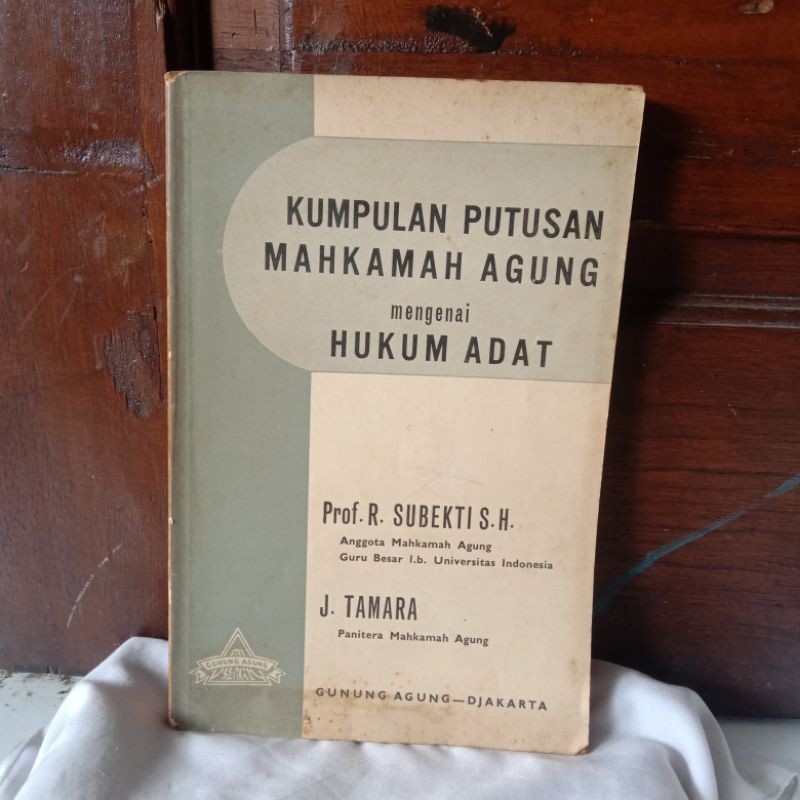 Jual KUMPULAN PUTUSAN MAHKAMAH AGUNG MENGENAI HUKUM ADAT oleh PROF. R ...