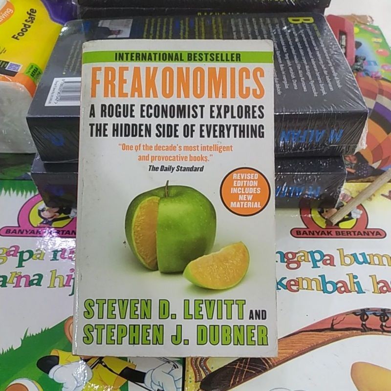 Jual freakonomics by Steven d levitt | Shopee Indonesia