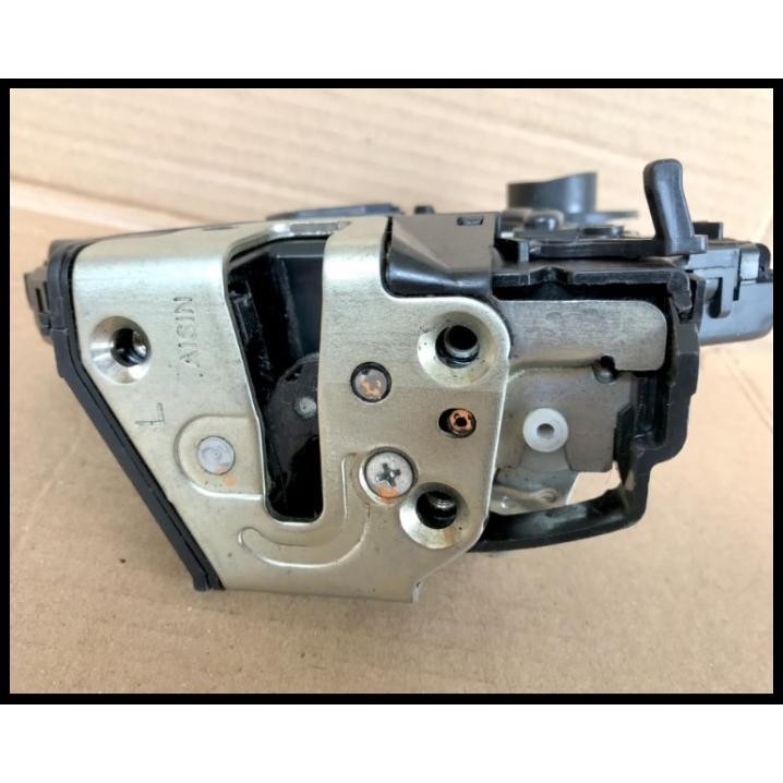 Jual HOT DEAL DOOR LOCK ASSY PINTU TENGAH KIRI MOBIL TOYOTA INNOVA ...