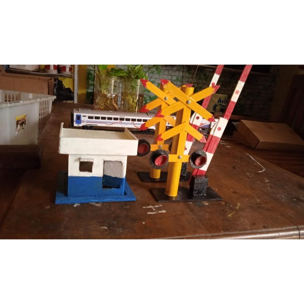 Jual Mainan Miniatur Palang Pintu Kereta Api Indonesia, Pos Jaga Dan 2 ...