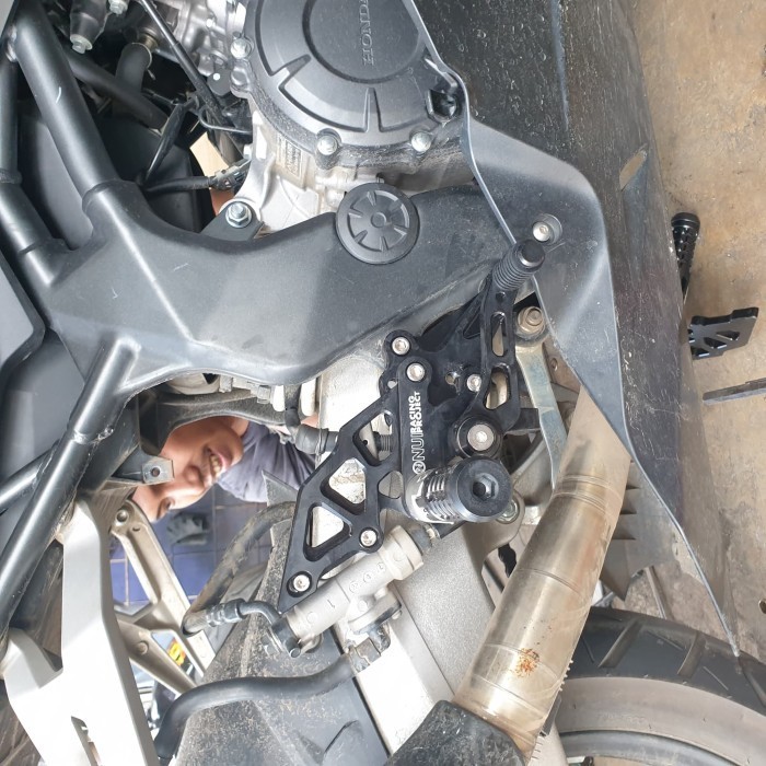 Jual FOOTSTEP UNDERBONE NUI MONSTER LIPAT CBR 250 RR CBR250RR HITAM ...