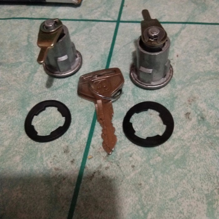 Jual Baru Asli Kunci Pintu / Door Key Set Toyota Hiace 1977-1985 Ori ...