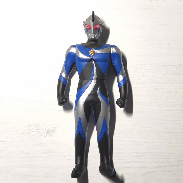 Jual bandai uhs ultraman chaos cosmos figure vinyl ultra hero series 16 ...