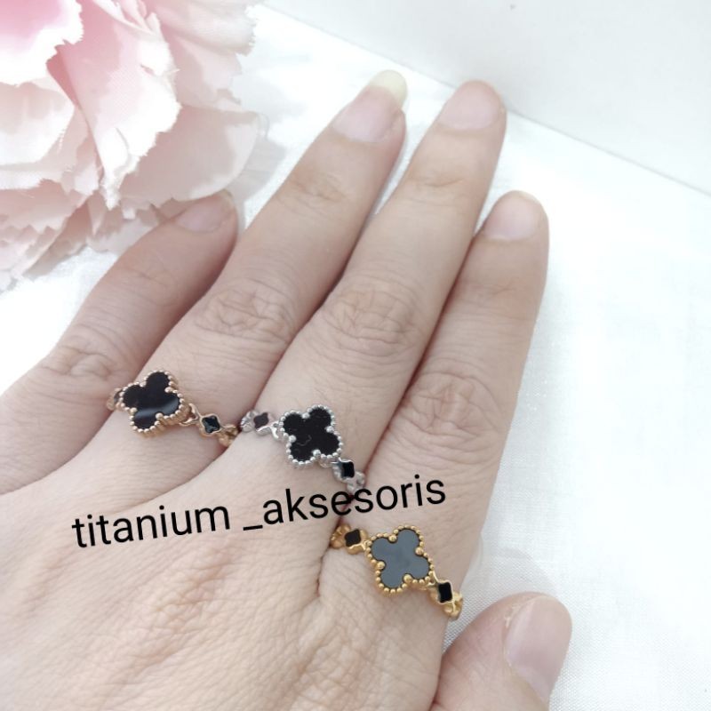 Jual cincin titanium fashion clover hitam new | Shopee Indonesia