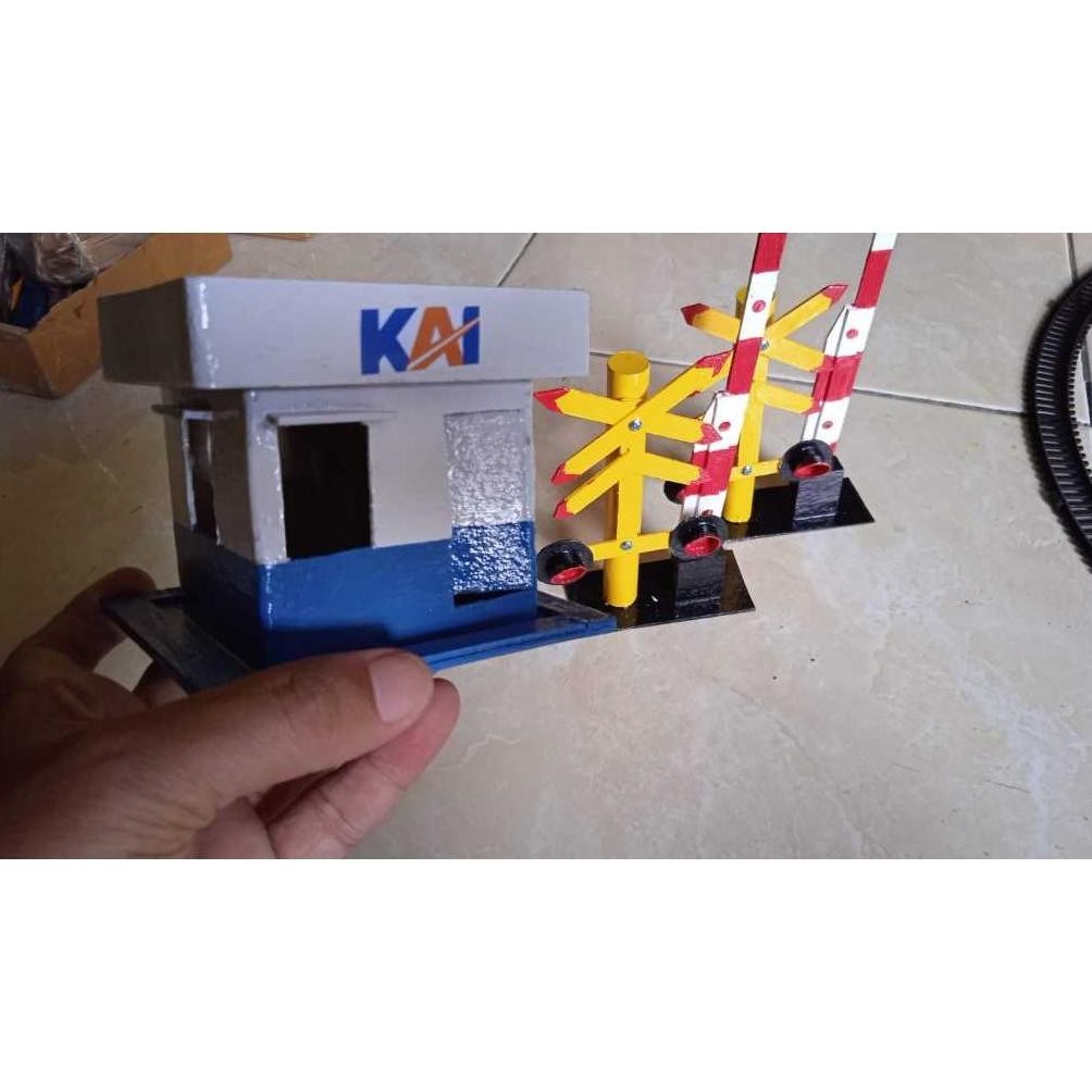 Jual Mainan Miniatur Palang Pintu Kereta Api Indonesia, Pos Jaga Dan 2 ...
