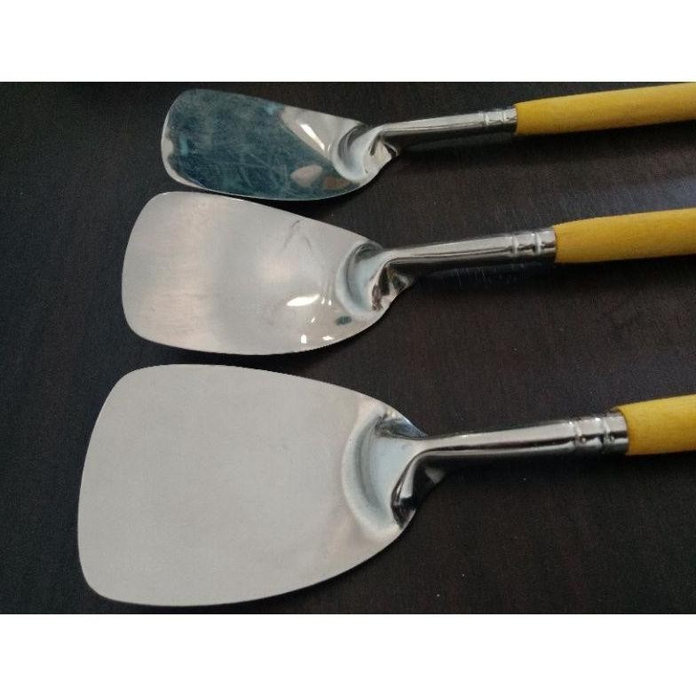 Jual Penawaran Eksklusif! SENDOK GORENG / SPATULA BESI GAGANG KAYU ...