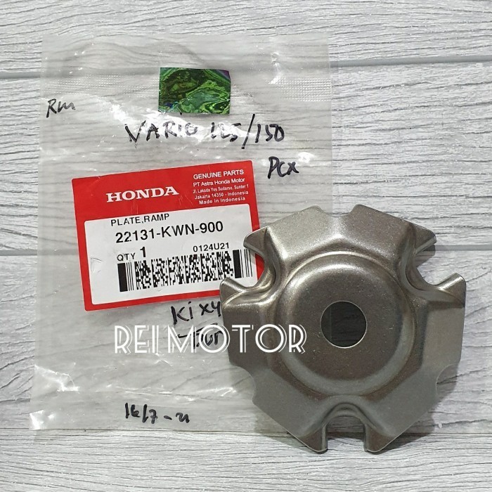 Jual PLAT RAMP BESI TUTUP RUMAH ROLLER VARIO 125 150 PCX ORI 22131-KWN ...