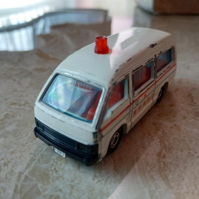 Jual Tomica Toyota Hiace Japan Ambulance Open back door no hotwheels ...