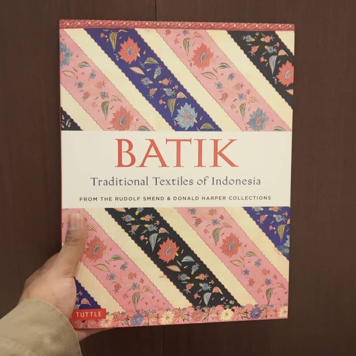 Jual PROMO!!! BUKU IMPORT BATIK, TRADITIONAL TEXTILES OF INDONESIA TERLARIS | Shopee Indonesia