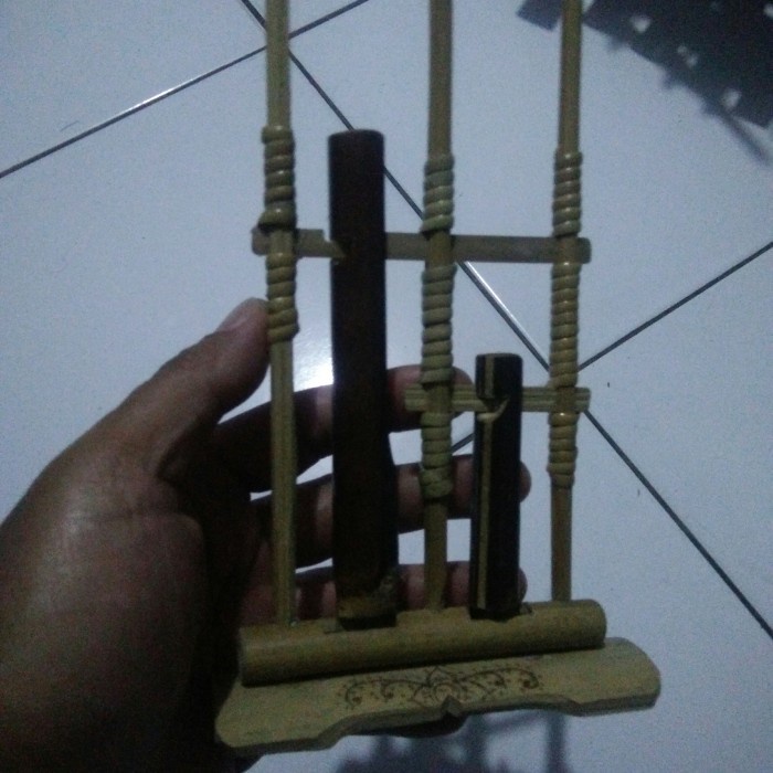 Jual Miniatur Angklung Bambu Hitam Tali Rotan Duduk Dudukan Meja ...