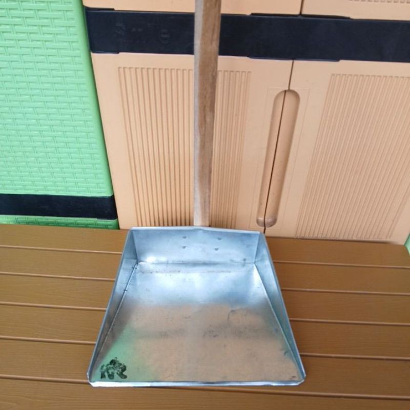 Jual pengki kaleng murah / pengki seng gagang kayu serokan sampah ...