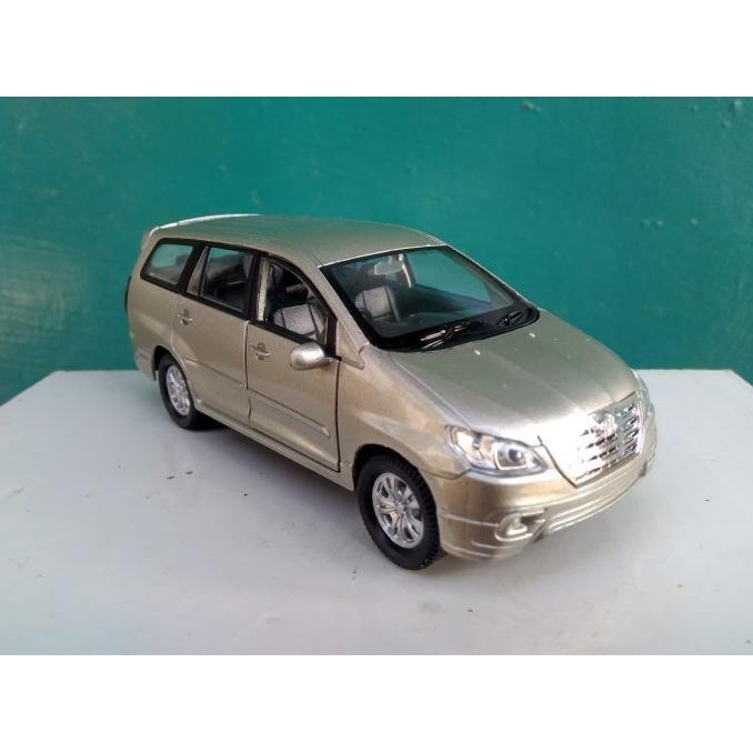 Jual Diecast Innova Miniatur Toyota Kijang Innova Mainan Model Mobil ...