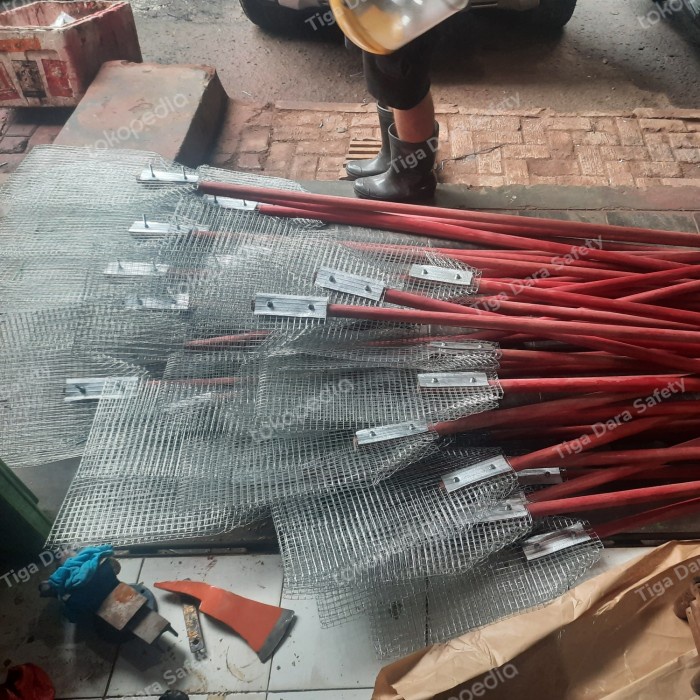 Jual Kepyok atau Gebyok api ram kawat gagang kayu 2 Meter | Shopee ...