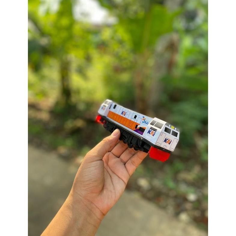 Jual dgf-4 Miniatur Kereta Api Lokomotif cc206 Mesin bisa jalan ,paling ...