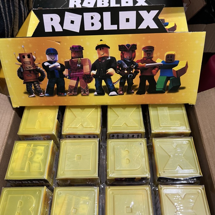 Jual Baru Roblox Minifigures Kotak Kuning 1 Dus Isi 24Pcs Limited ...