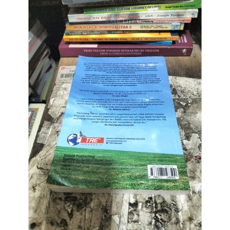 Jual TENSION & TRAUMA RELEASING EXERCISES by Dr David Berceli | Shopee ...
