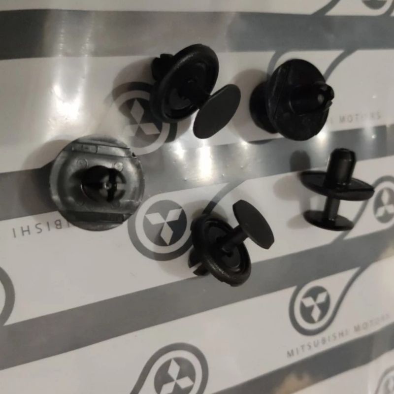 Jual kancing clip cengkeh xpander Pajero Mitsubishi original | Shopee ...