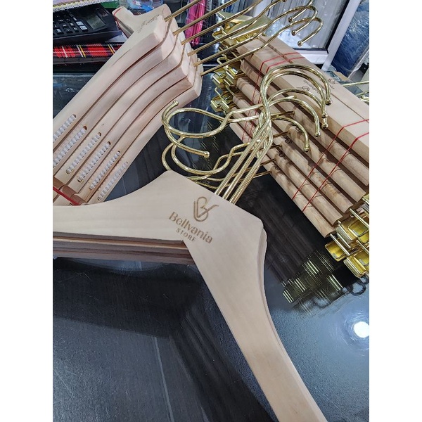 Jual Hanger kayu logo 2sisi /kait gold/kait besi | Shopee Indonesia