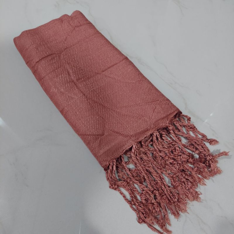 Jual Pashmina Shirin Hitam Jahit Tepi | Pashmina Kasmir Rawis | Pasmina ...