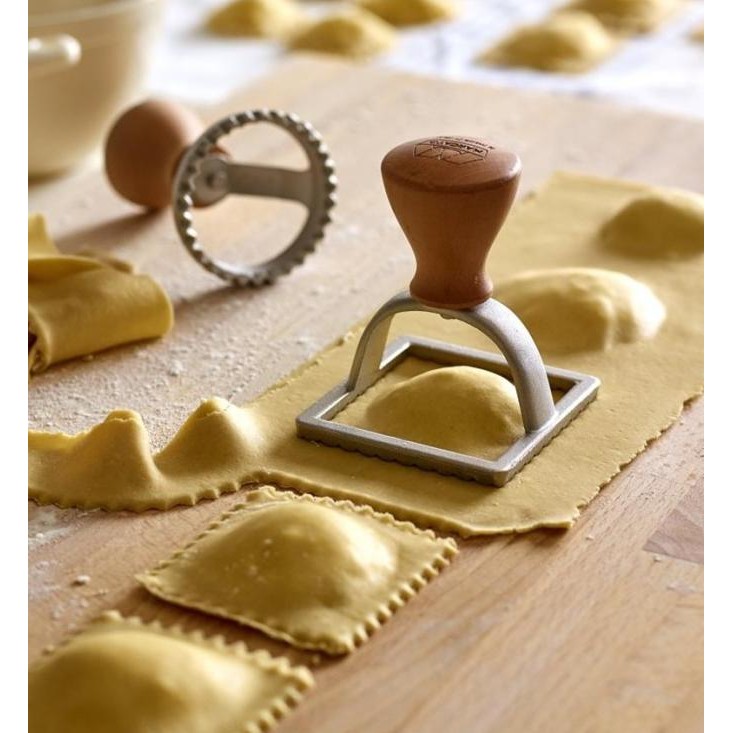 Jual Ravioli Stamp Pasta Begerigi wooden handle / Pasta Pangsit Cutter ...