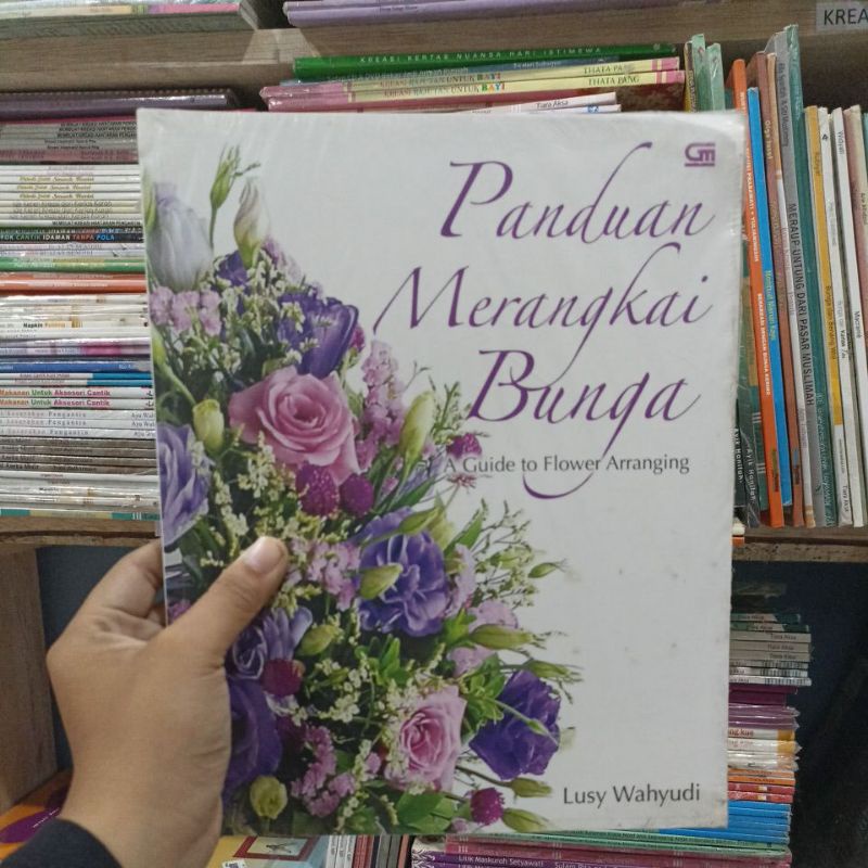 Jual buku panduan merangkai bunga Lusy Wahyudi original | Shopee Indonesia