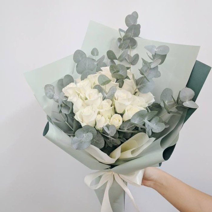 Jual Ready Buket Mawar Putih Fresh Premium Dengan Silver Dollar Untuk ...
