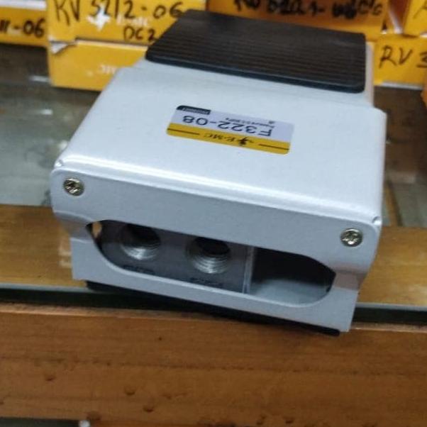 Jual Foot Valve Foot Pedal Valve Emc Type F322-08 1/4" 3/2 Way Emc ...