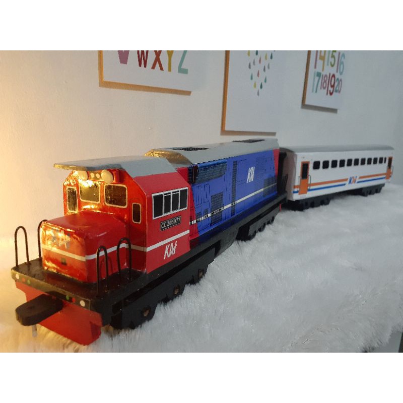 Jual Niatur Lokomotif Kereta Api Indonesia Cc 205 Mainan Kereta Api ...