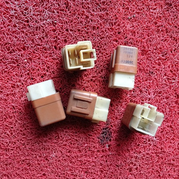 Jual Nissan Brown Relay 6 Pins 2523079964 12V Nissan Jideco X-Trail T30 ...