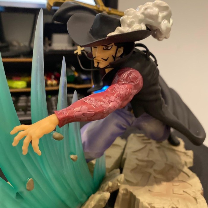 Jual Figure Mihawk Dracule One Piece Attack Aura Version | Shopee Indonesia